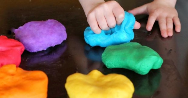 Chơi đất nặn - trò chơi giúp phát triển giác quan cho trẻ 3-6 tuổi